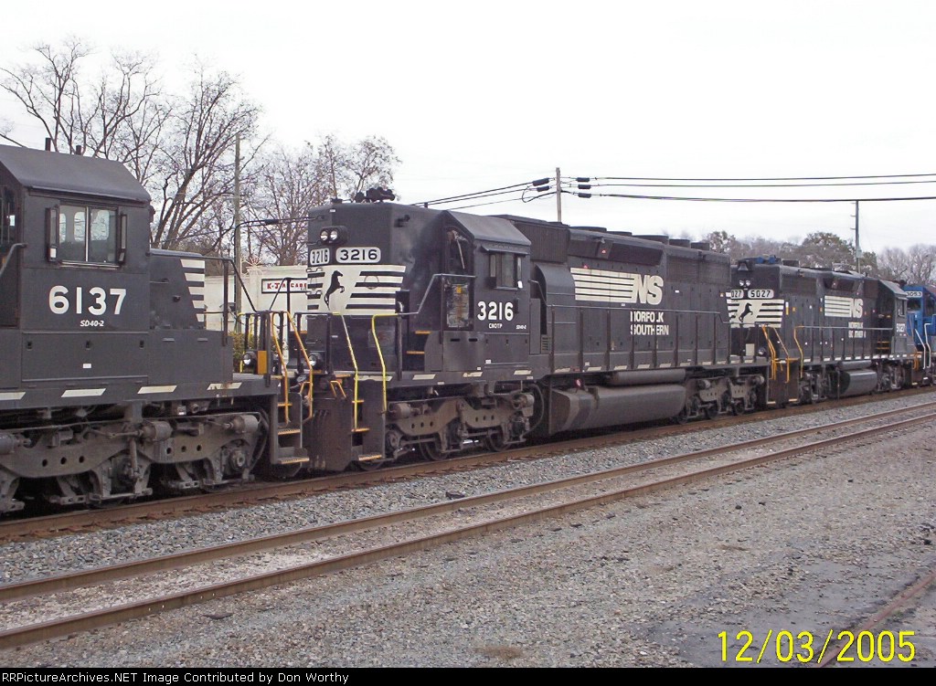 NS 3216 in 5 unit eastbound train. waits for signal Dec. 3, 2005